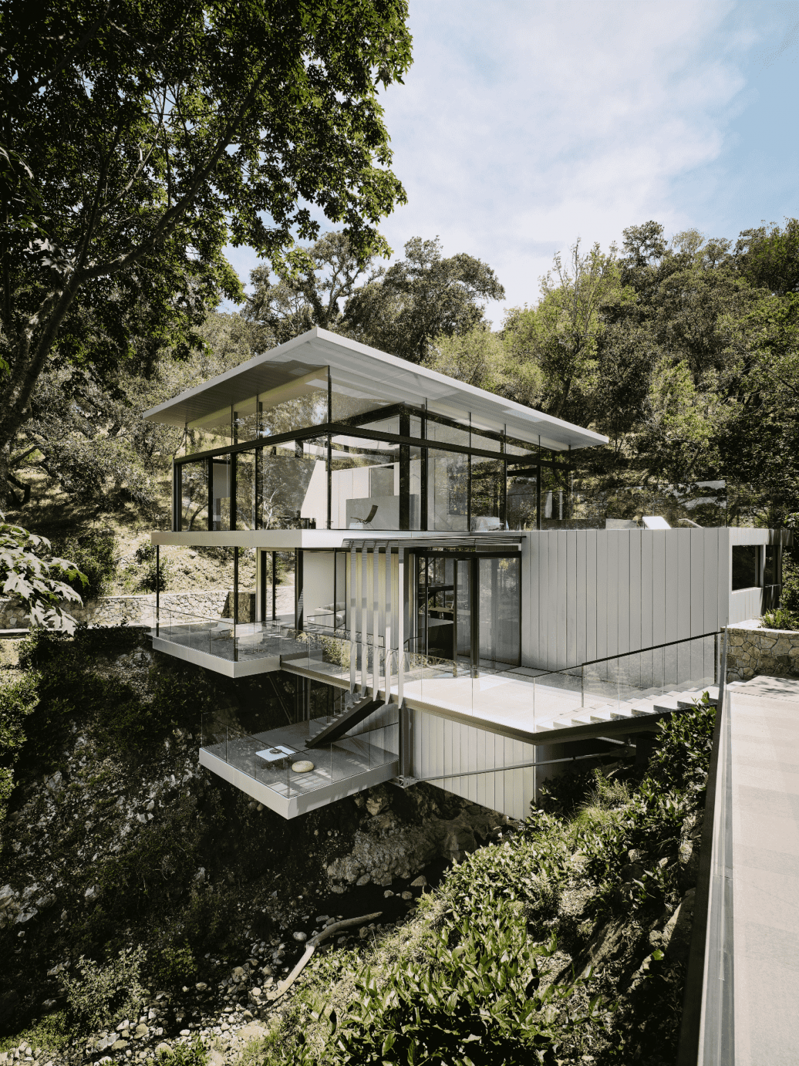 Suspension House: a magnificent balancing act between architecture and ...